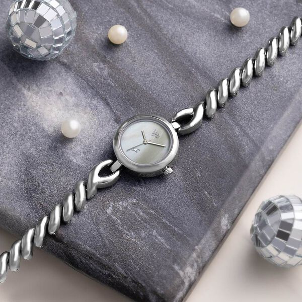 Buy Online Vyb Siren By Fastrack Quartz Analog White Mother of Pearl ...